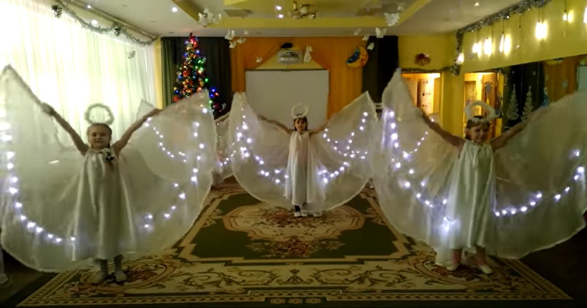 5 Little angels with wings perform celestial routine