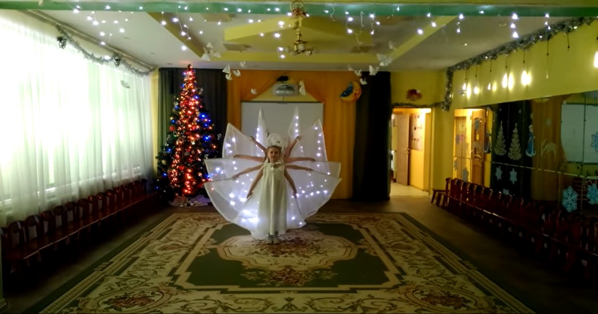 5 Little angels with wings perform celestial routine