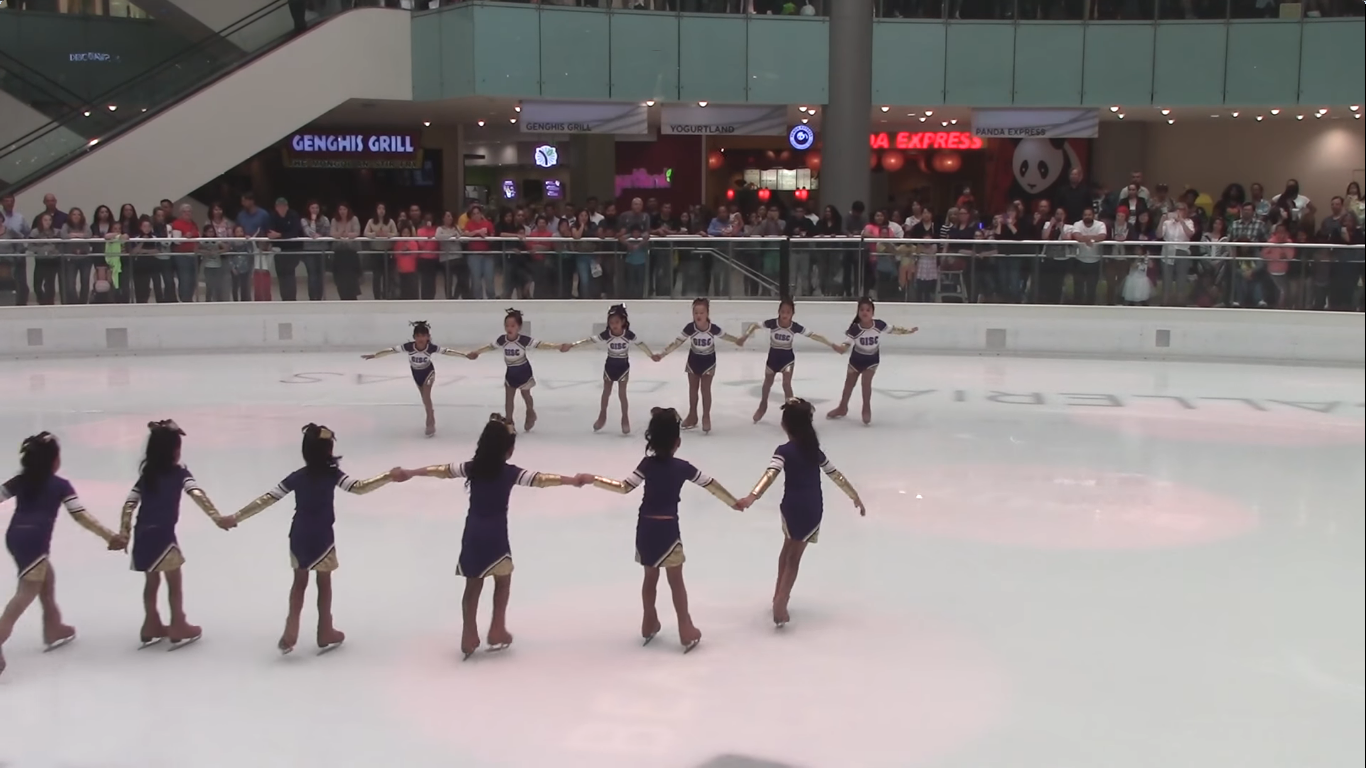 Tiny skaters give sweetest routine on ice