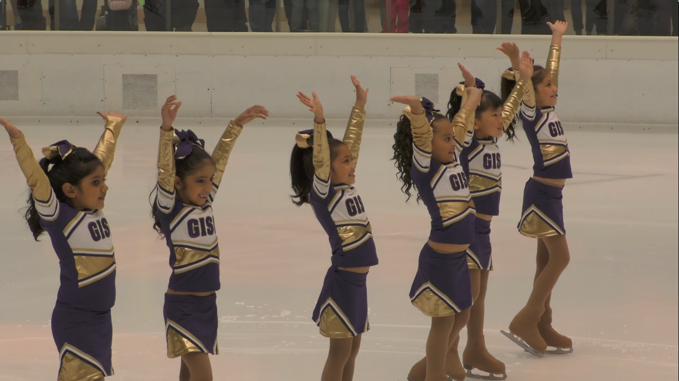 Tiny skaters give sweetest routine on ice
