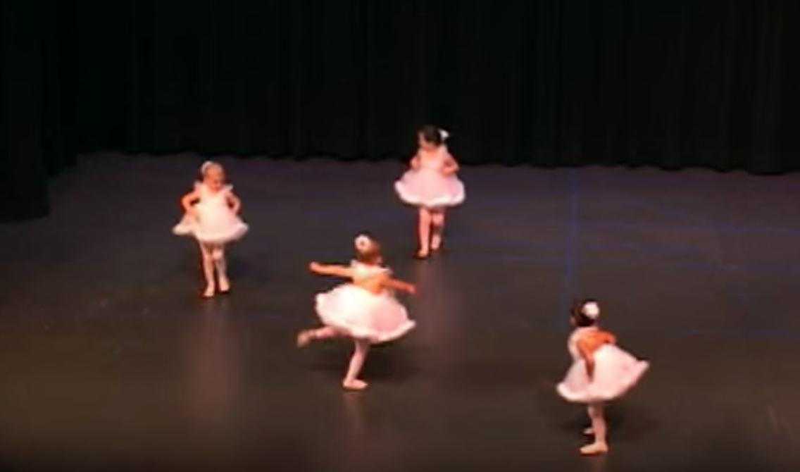 Tiny dancers hilariously improvise recital moves when they forget what ...