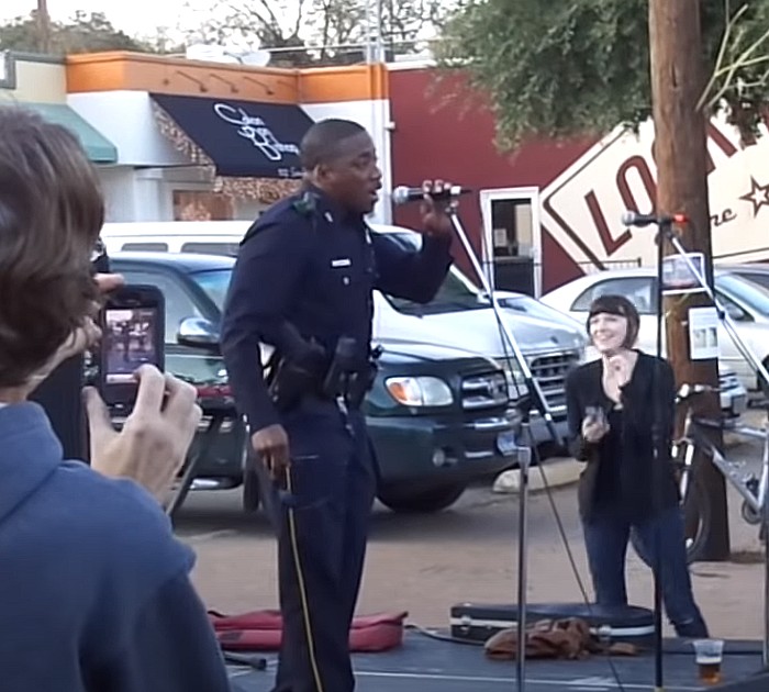 Dallas policeman surprises crowd at local festival with his incredible ...