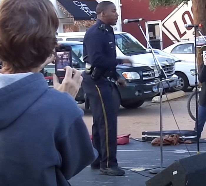 Dallas policeman surprises crowd at local festival with his incredible ...