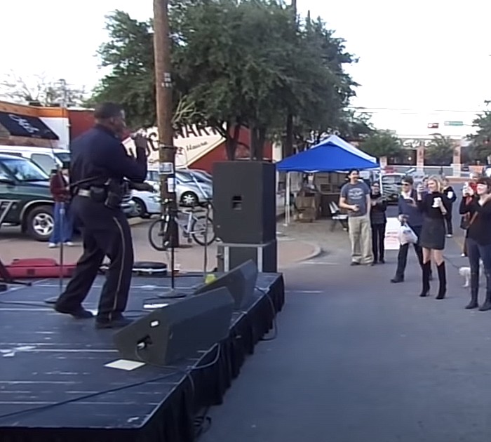 Dallas policeman surprises crowd at local festival with his incredible ...