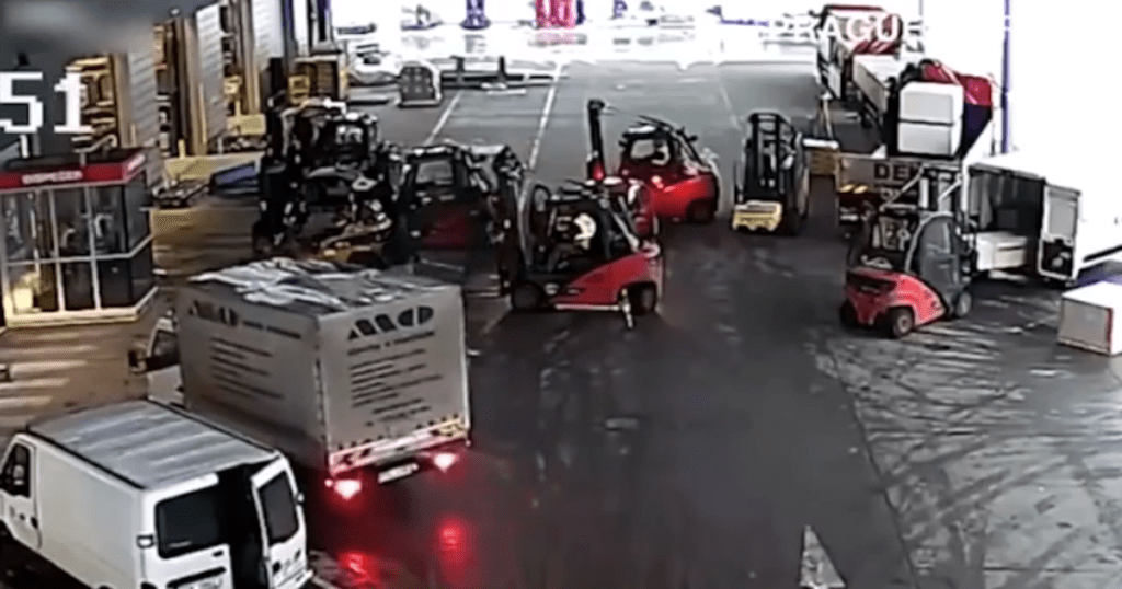 Video captures heart-racing moment car full of thieves blocks by ...