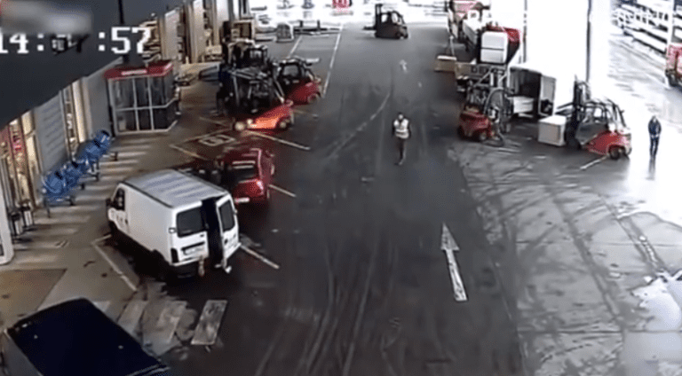 Video captures heart-racing moment car full of thieves blocks by ...