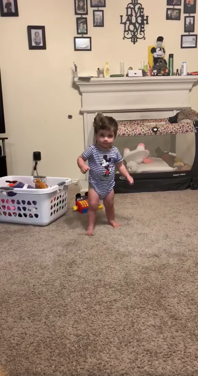 Baby accepts dance challenge 1 week after learning to walk