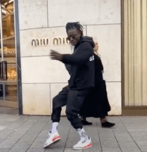 Guy’s smooth ‘moonwalk’ dance takes over streets in Paris