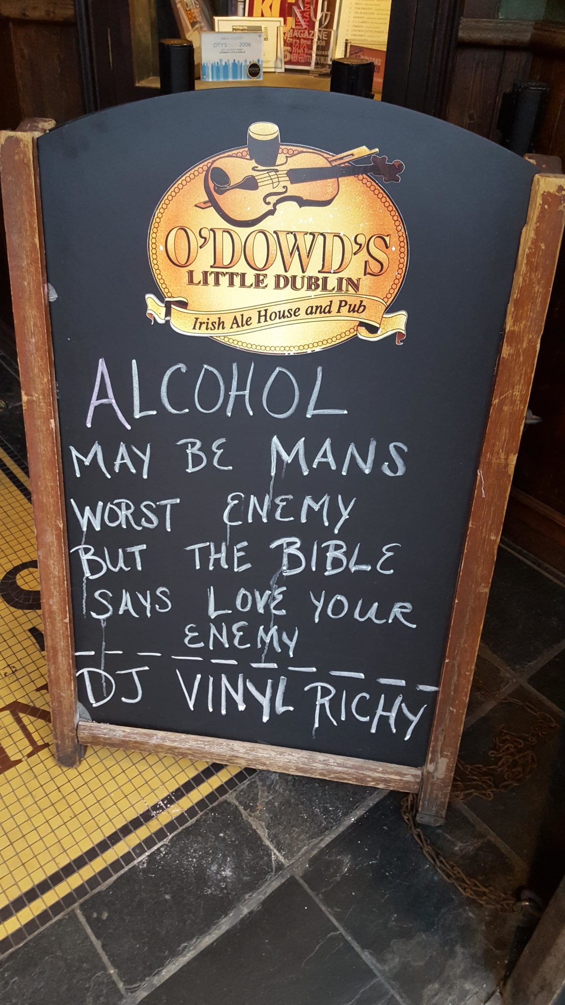 40 seriously funny pub signs that encouraged us to grab a drink
