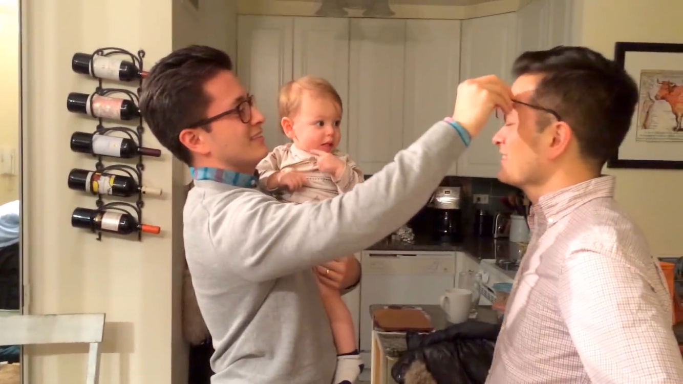 Baby can’t figure out which identical twin is daddy