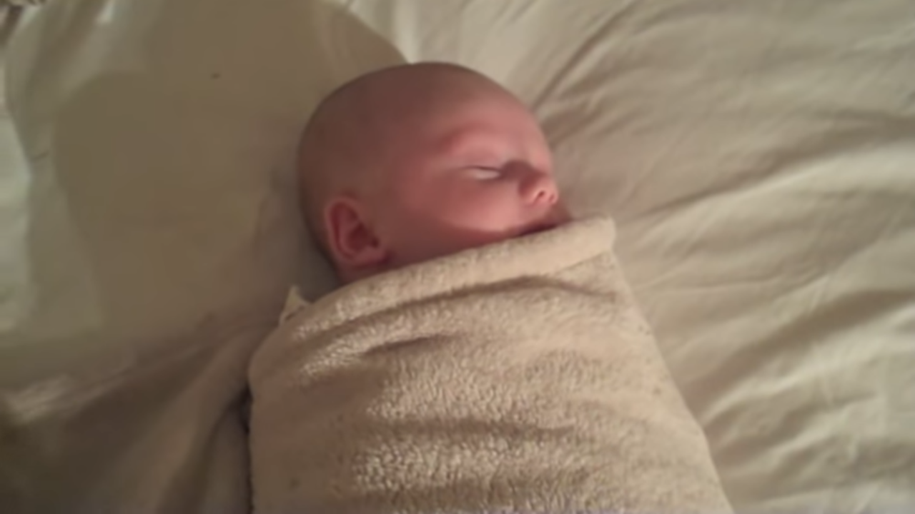 Baby’s morning stretch is melting hearts