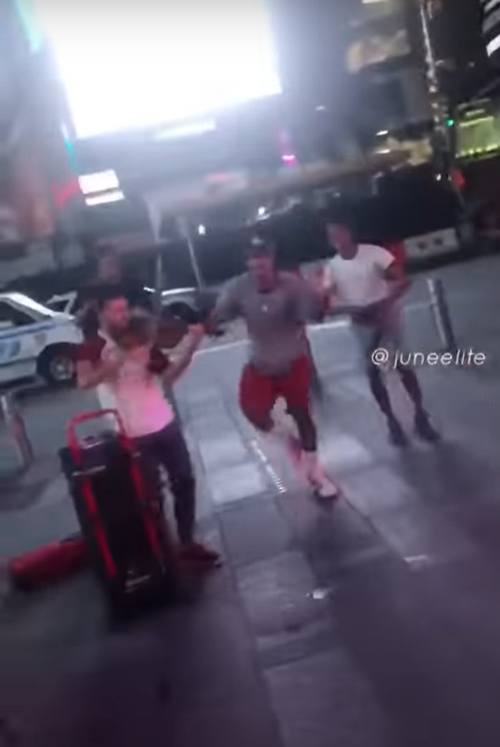 Dancers hear violinist playing and break out slickest moves