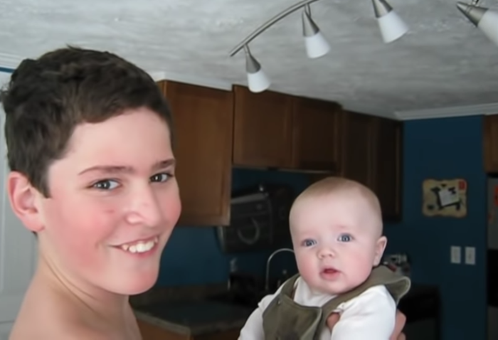 Big brother puts a smile on babies face with dance to Michael Bublé song