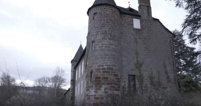 Man walks into abandoned mansion — gives a peek inside 5 years later