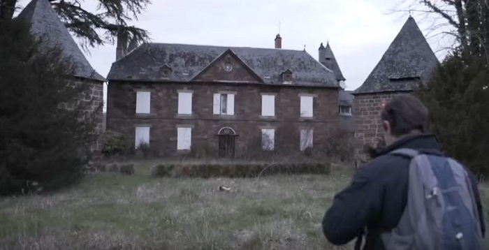 Man walks into abandoned mansion — gives a peek inside 5 years later