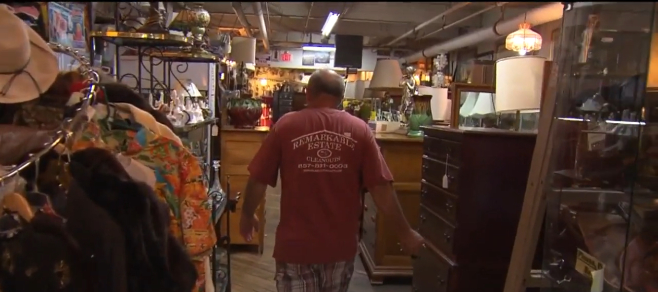 Mysterious piano player has store owner asking the public to help find him