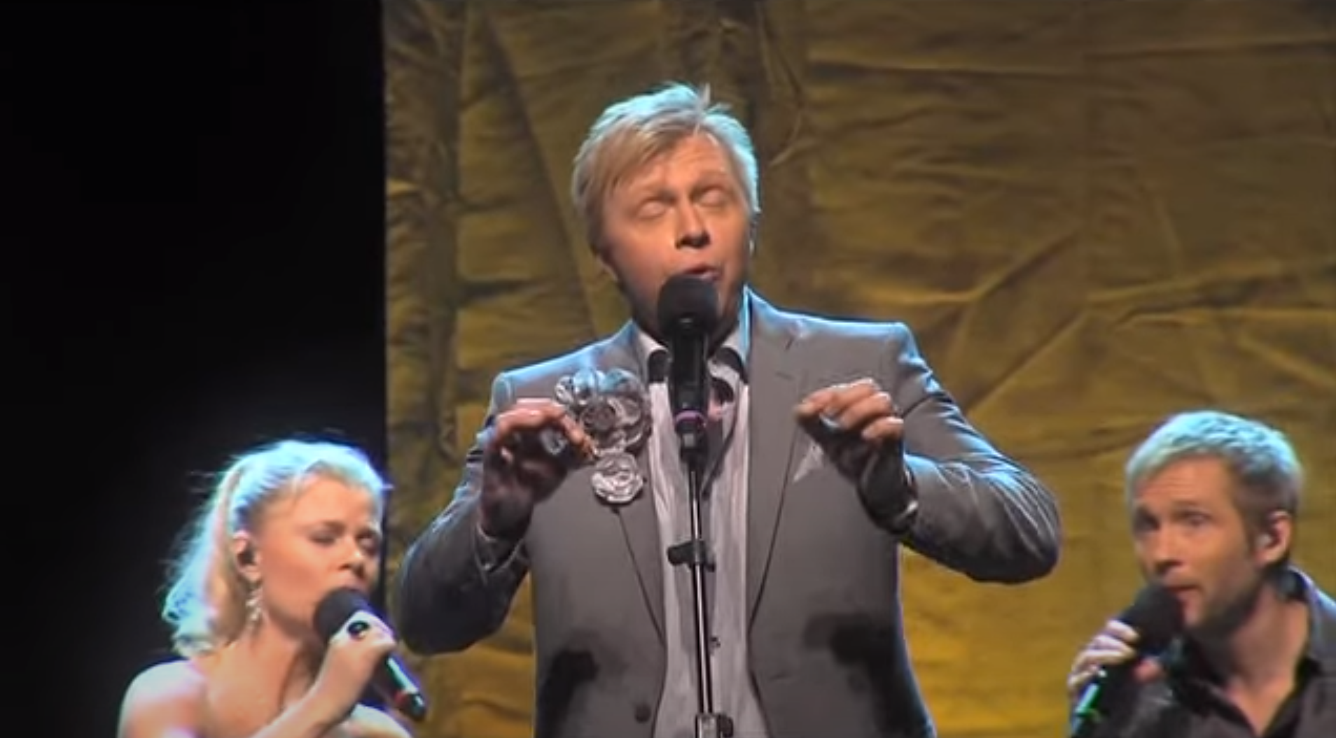 Swedish singer steals the show in seconds of first note a cappella