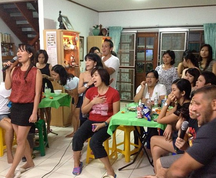 Girl walks up to public karaoke machine and leaves everyone stunned ...