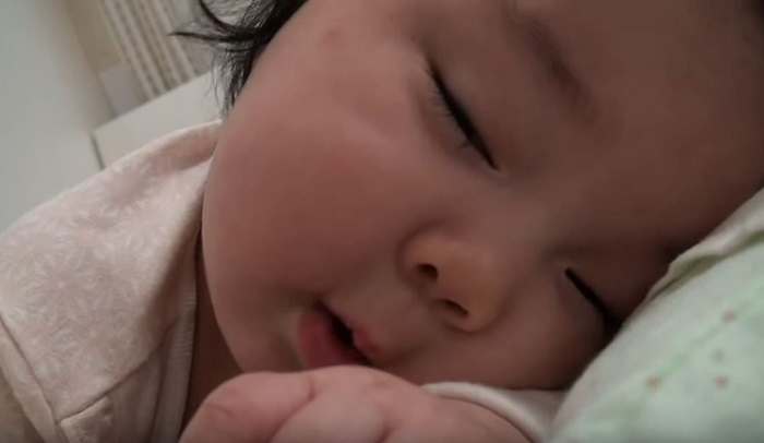Sweet sleepy baby has 25 million views waking for mom