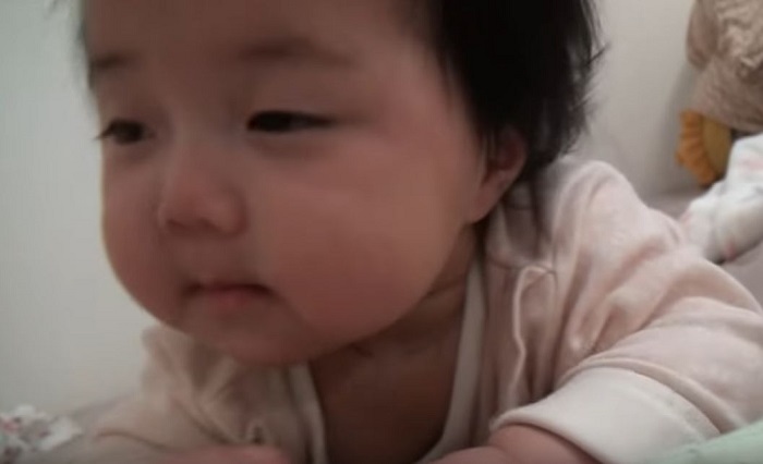 Sweet sleepy baby has 25 million views waking for mom
