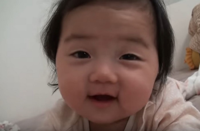 Sweet sleepy baby has 25 million views waking for mom