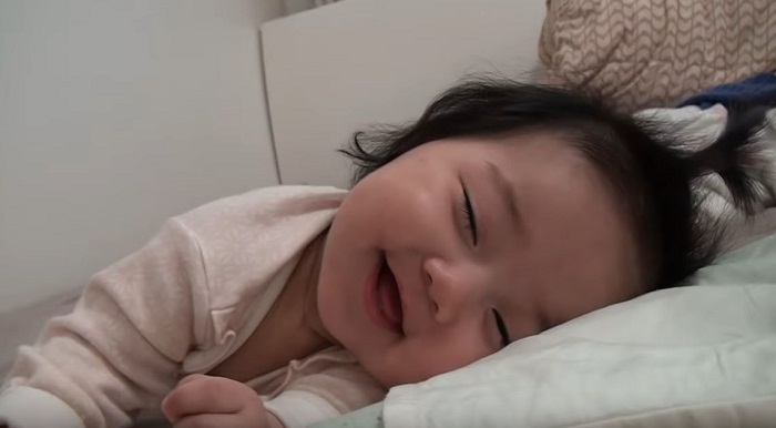 Sweet sleepy baby has 25 million views waking for mom