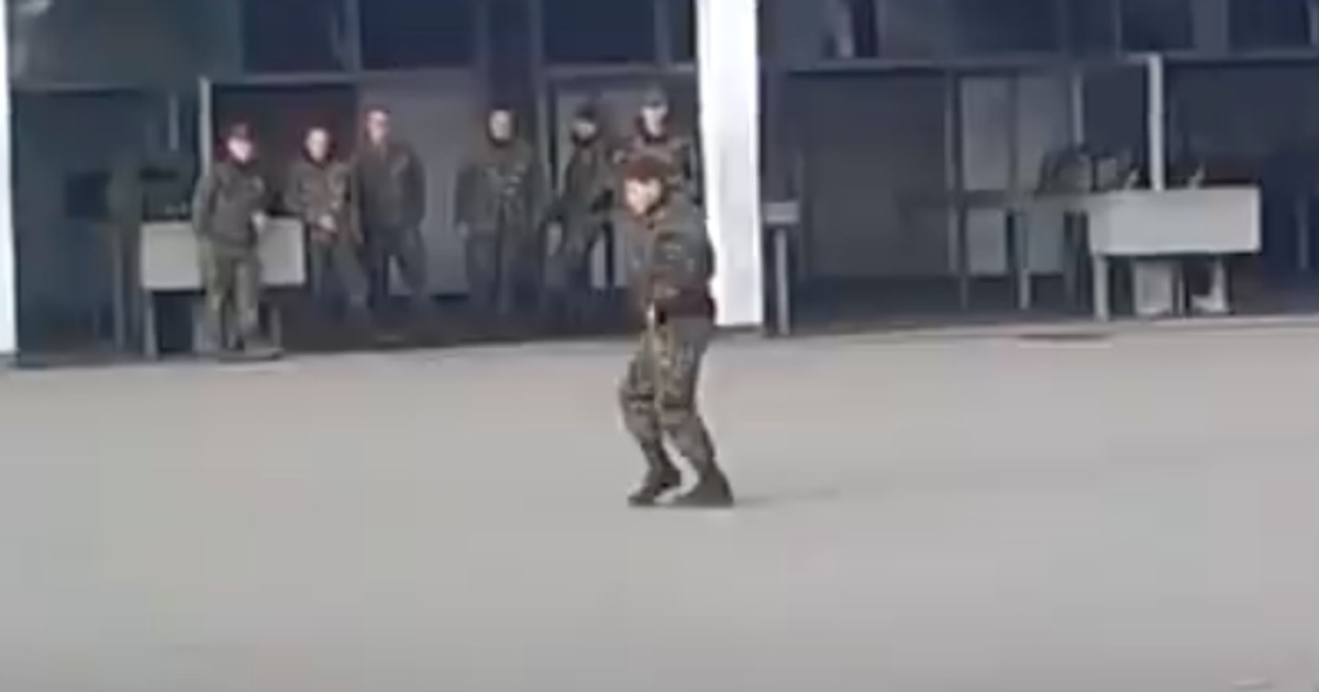 Solo soldier turns up the heat with slick moves