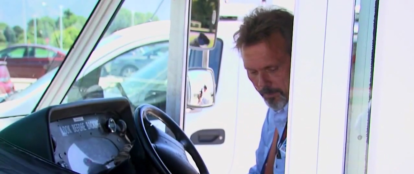 Little boy with no books asks mailman for junk mail to satisfy love of ...