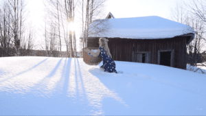 Woman hangs laundry – gives glimpse into life in Sweden on the first ...