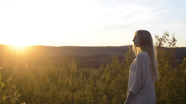 Woman hangs laundry – gives glimpse into life in Sweden on the first ...
