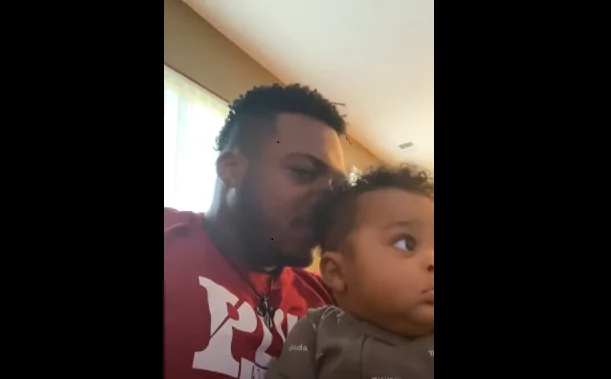 Dad repeatedly sniffs baby’s hair and the baby's attitude-filled ...