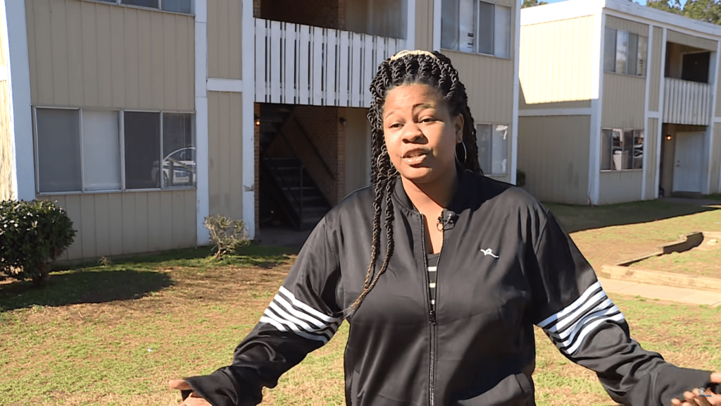 Cop lays on sidewalk to play dolls with girls and the reason why is ...