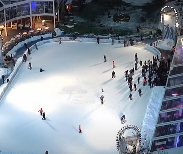 Bystanders laugh at 'worst ice skaters' in the rink until he busts out ...