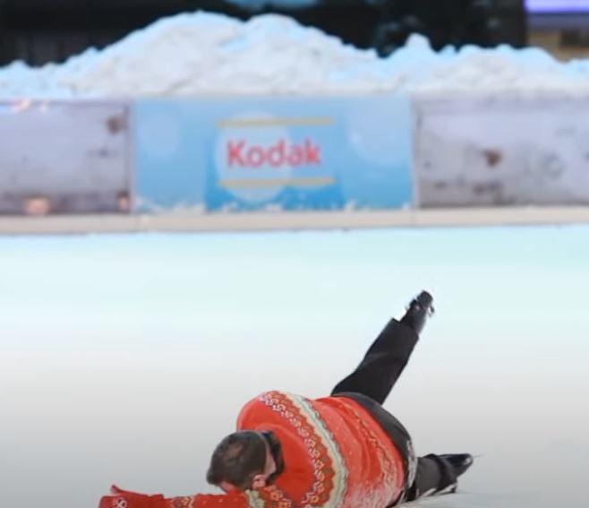 Bystanders laugh at 'worst ice skaters' in the rink until he busts out ...