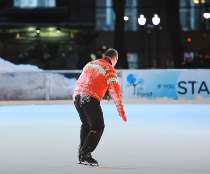 Bystanders laugh at 'worst ice skaters' in the rink until he busts out ...