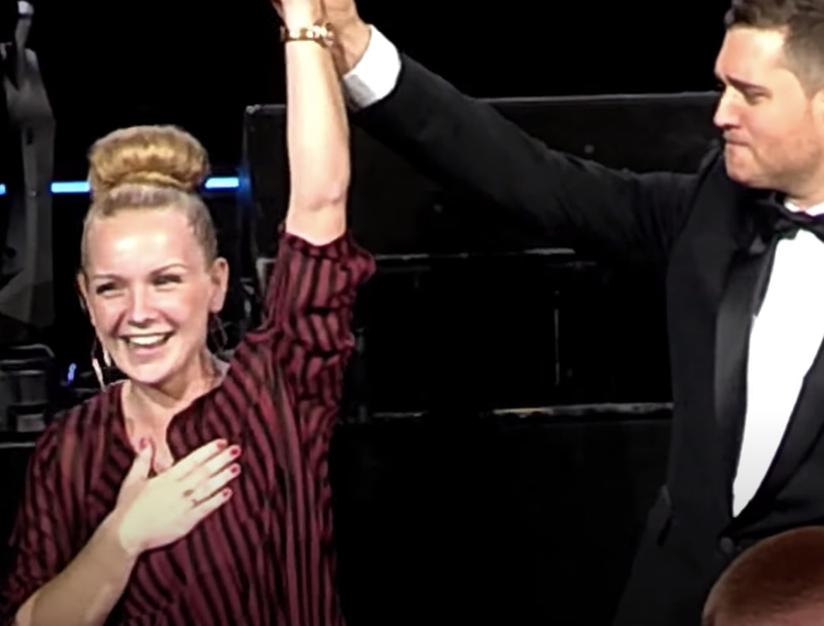 Nervous fan takes mic at Michael Bublé concert. Leaves crowd howling ...