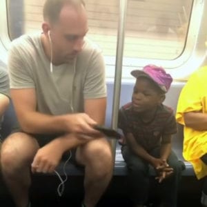 Man notices curious boy won’t stop eyeing his phone on subway and makes ...