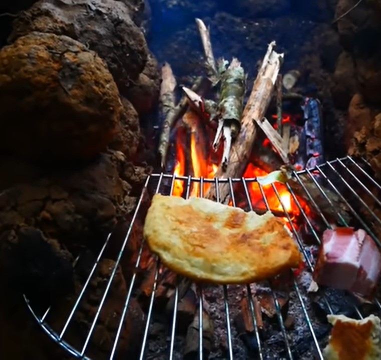 Bushcrafter shows how to build warming forest pit shelter with simple tools