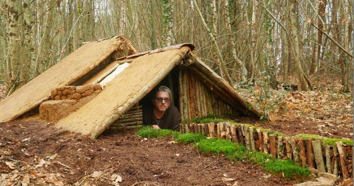 Bushcrafter shows how to build warming forest pit shelter with simple tools