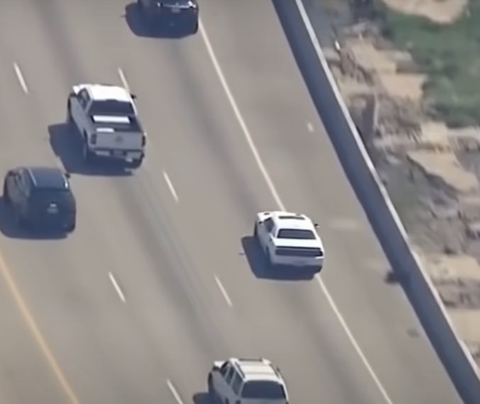 Dodge challenger goes so fast in high-speed chase that even news ...