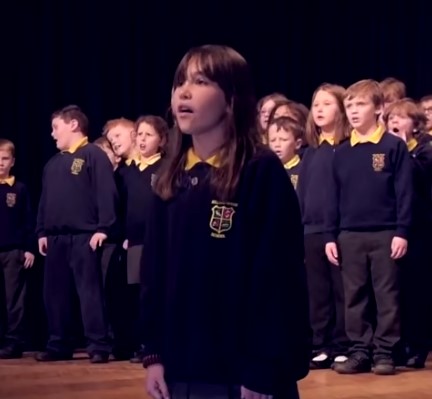 Girl with autism performs beautiful Christmas version of ‘Hallelujah’