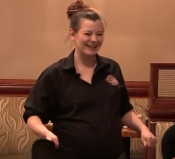 Pregnant waitress serves cop then finds a note from him on check
