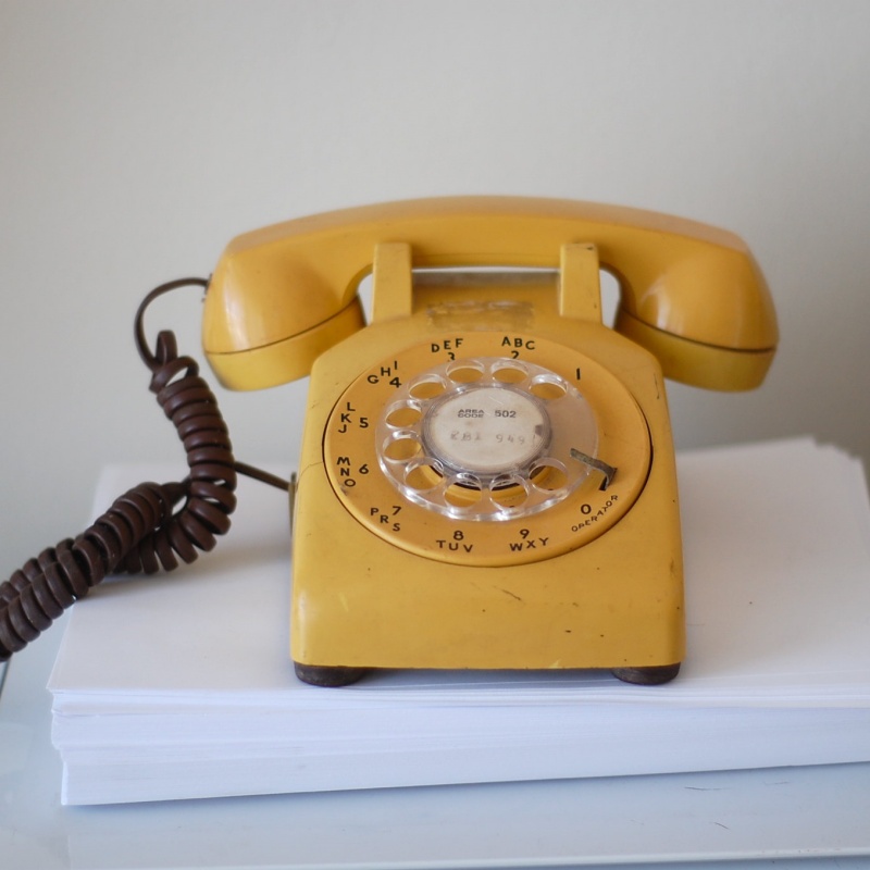 Teens are hilariously puzzled trying to figure out how to use rotary phone