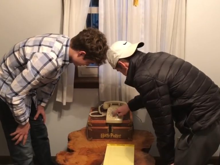 Teens are hilariously puzzled trying to figure out how to use rotary phone