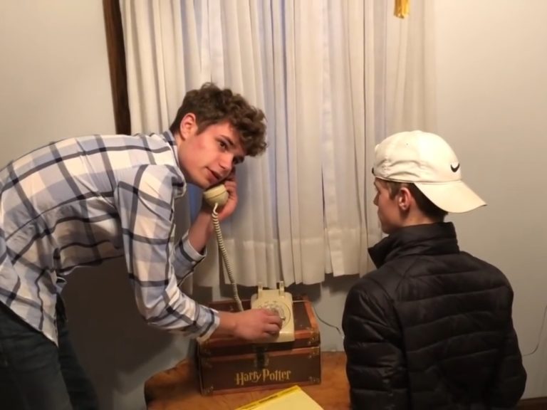 Teens are hilariously puzzled trying to figure out how to use rotary phone