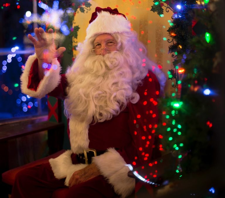 Woman spots Santa on 1 knee in prayer and captures the touching moment