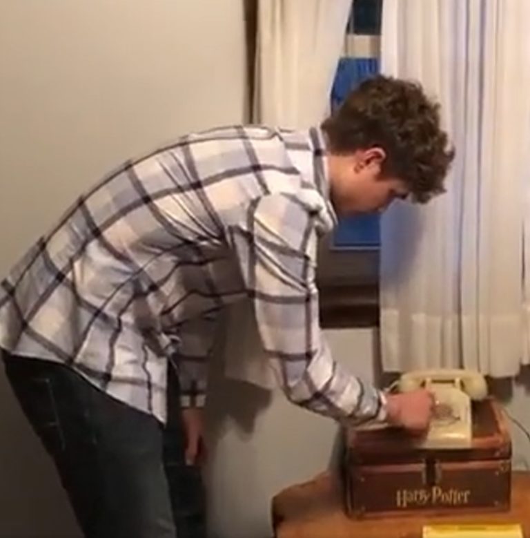 Teens are hilariously puzzled trying to figure out how to use rotary phone
