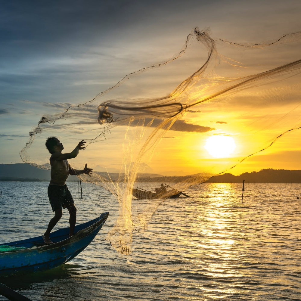 Little boy uses plastic bottles to catch fish and gets 17 million views