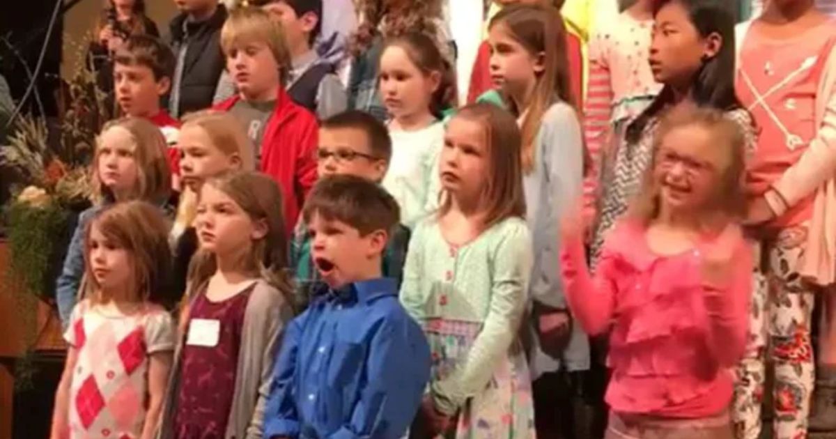 Little girl’s rocking moves steal the show during choir performance ...