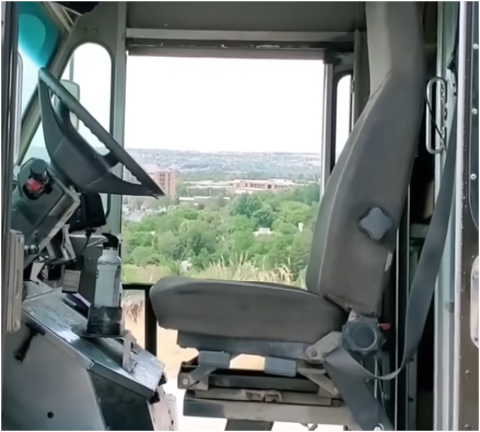 Homeowner discovers doorbell footage of UPS driver collapsing due to ...